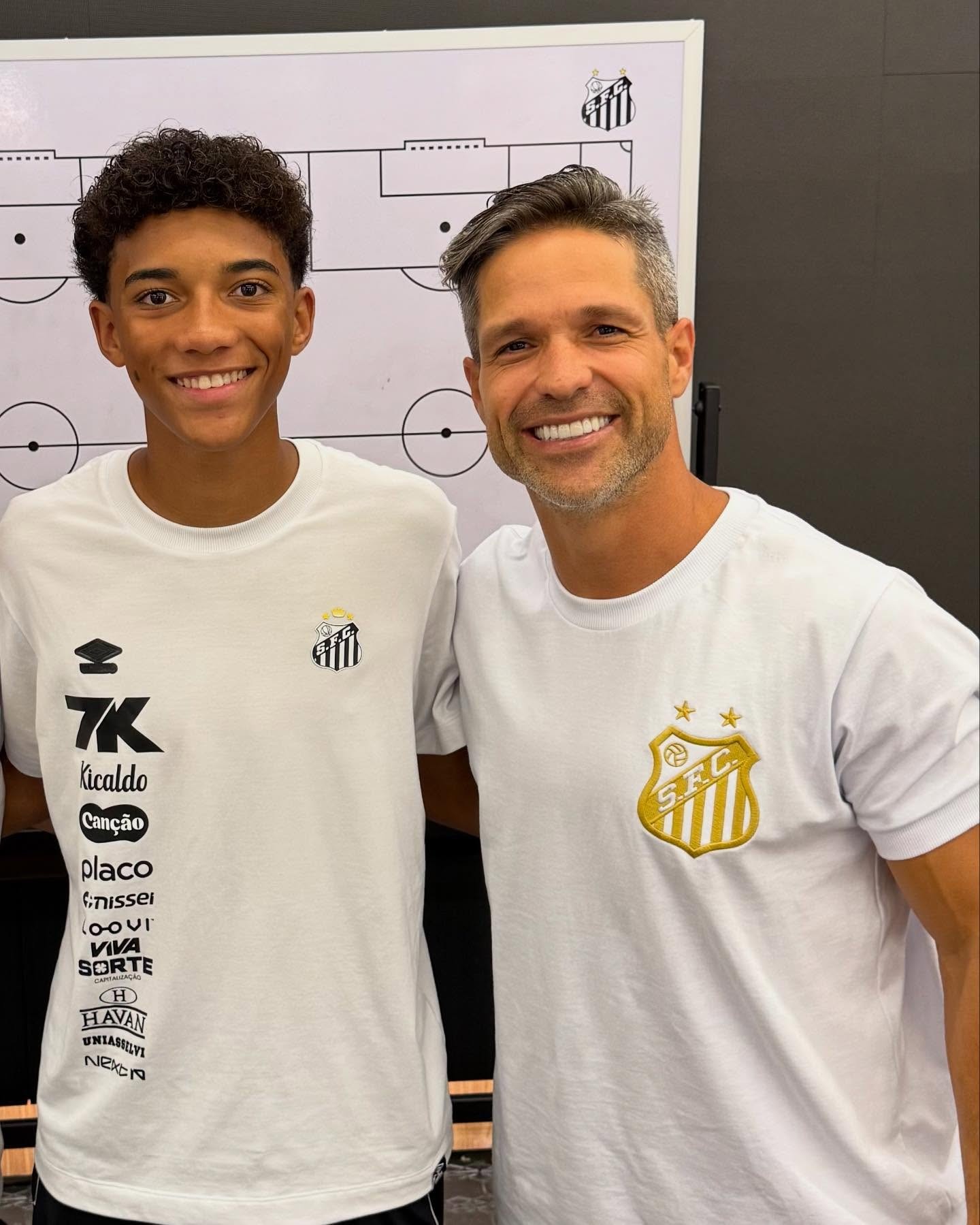 Diego Ribas visita Vila Belmiro em jogo do Santos e posa para fotos com ...