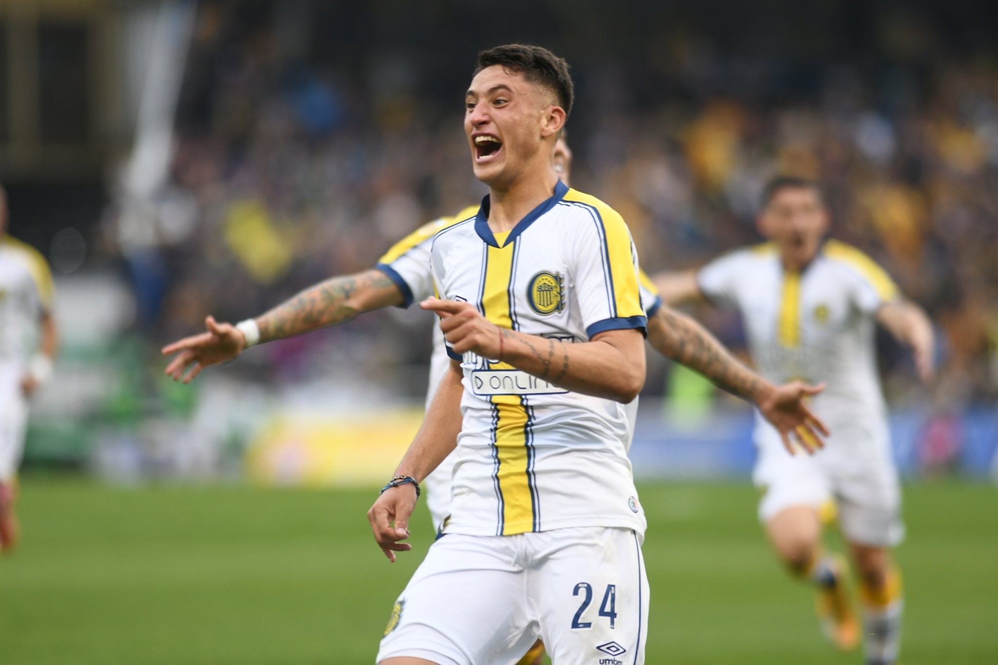 Acertado com o Bahia, Alejo Véliz é homenageado pelo Rosario Central | Ge