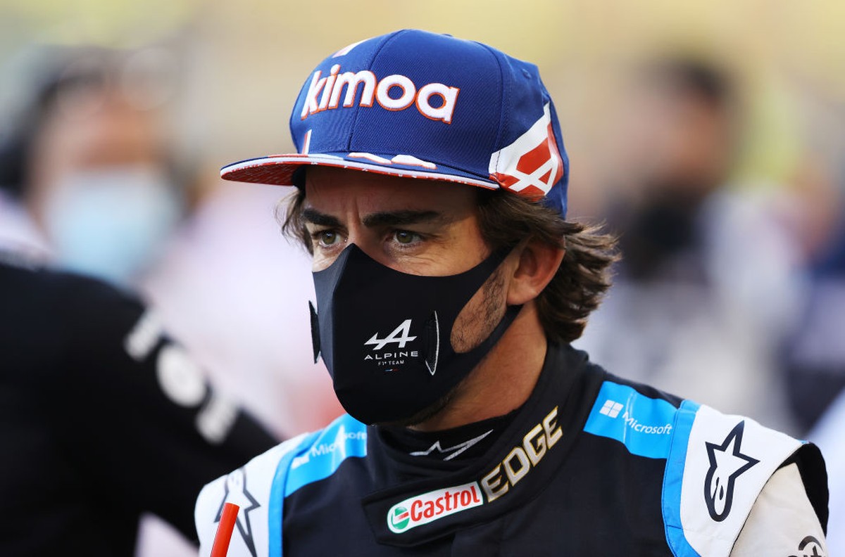 Alonso se diverte na volta à F1, mas embalagem de sanduíche força ...