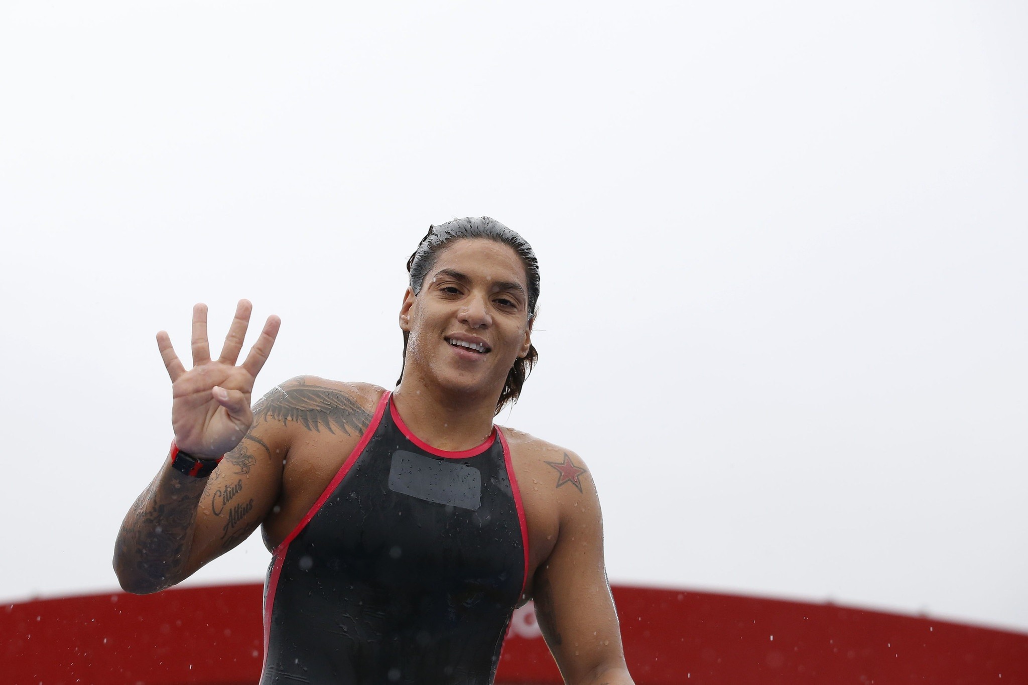 Debaixo de chuva, Ana Marcela dispara no fim e é tetracampeã mundial ...