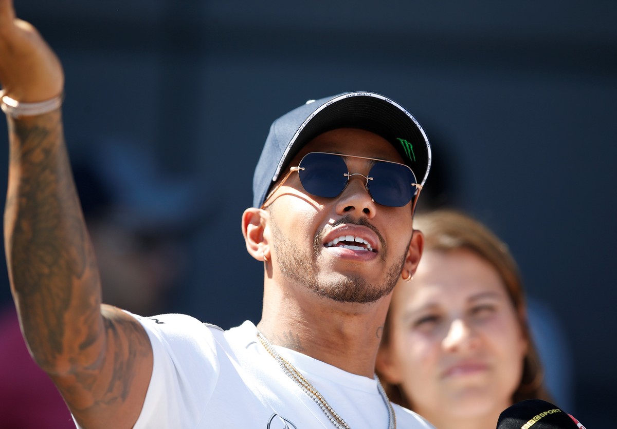 Lewis Hamilton dá cervejas e petiscos para voluntários em Silverstone ...