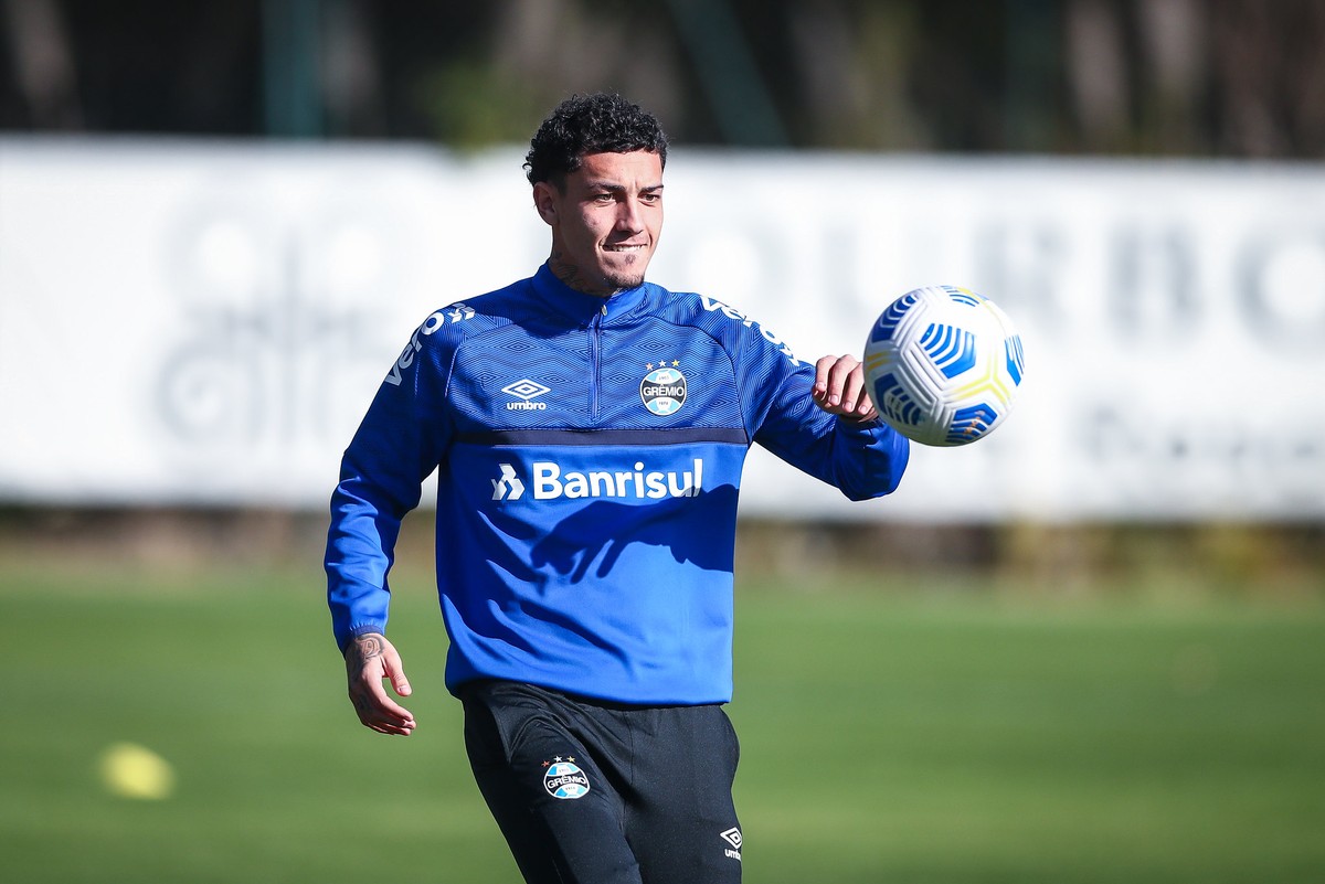 Victor Bobsin acerta saída do Grêmio para o Santa Clara, de Portugal ...