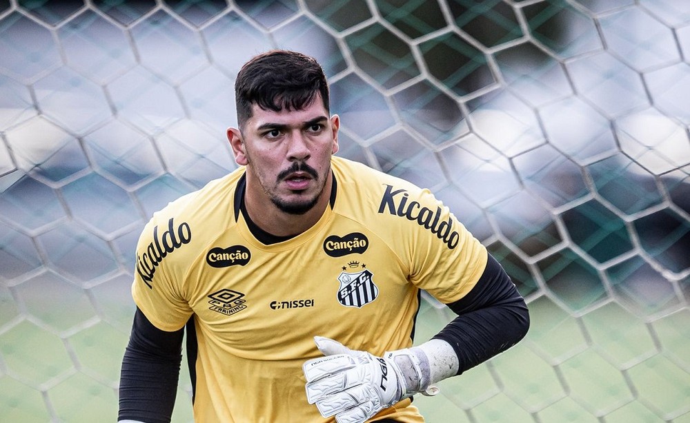 Santos inclui patrocinador em novo uniforme de treino com montagem e ...
