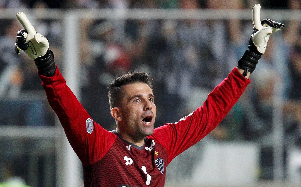Victor completa seis anos no Atlético-MG e celebra tuítada de ex-presidente