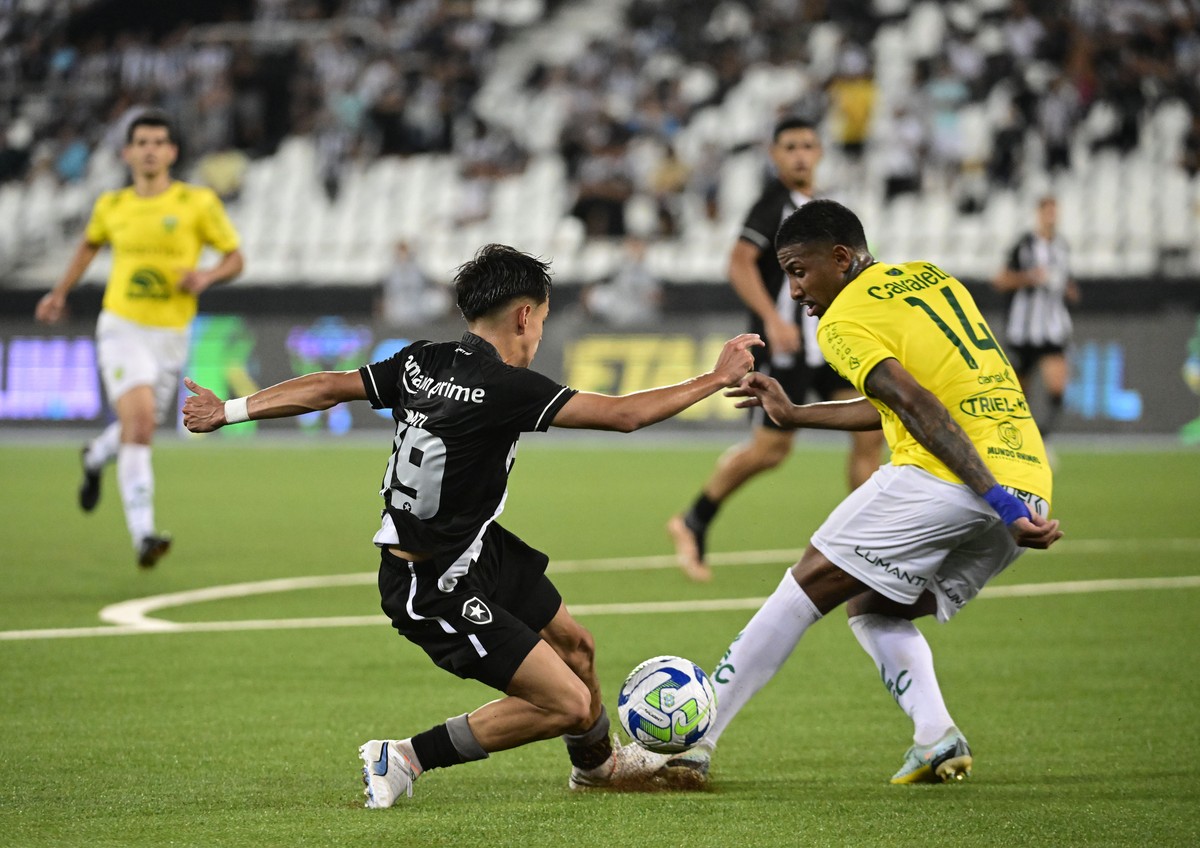 Matías Segovia tem fratura na mão e será desfalque do Botafogo contra o ...
