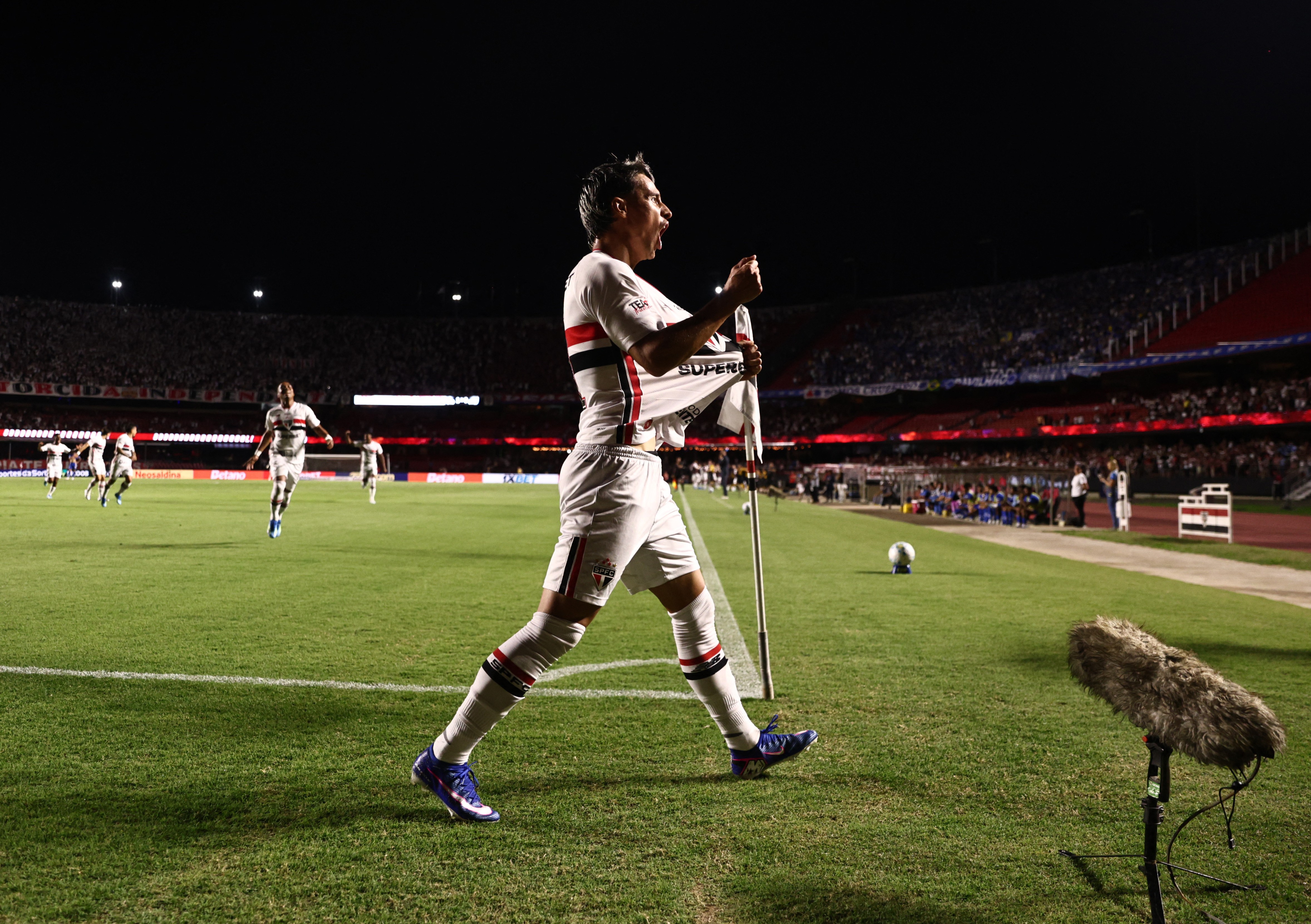 Cartola 2026: Ferreira faz hat-trick na goleada do São Paulo e é o ...