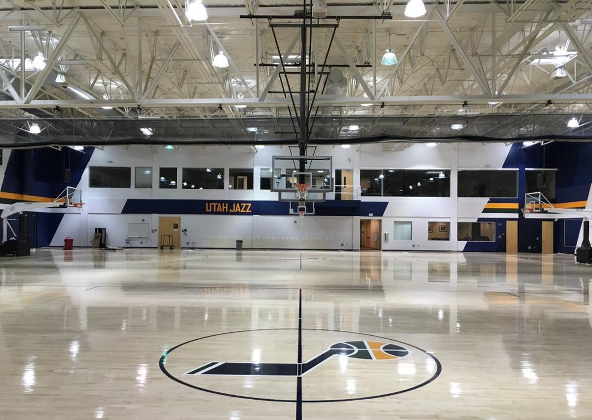 Utah Jazz reabre centro de treinamento e recebe primeiros jogadores ...