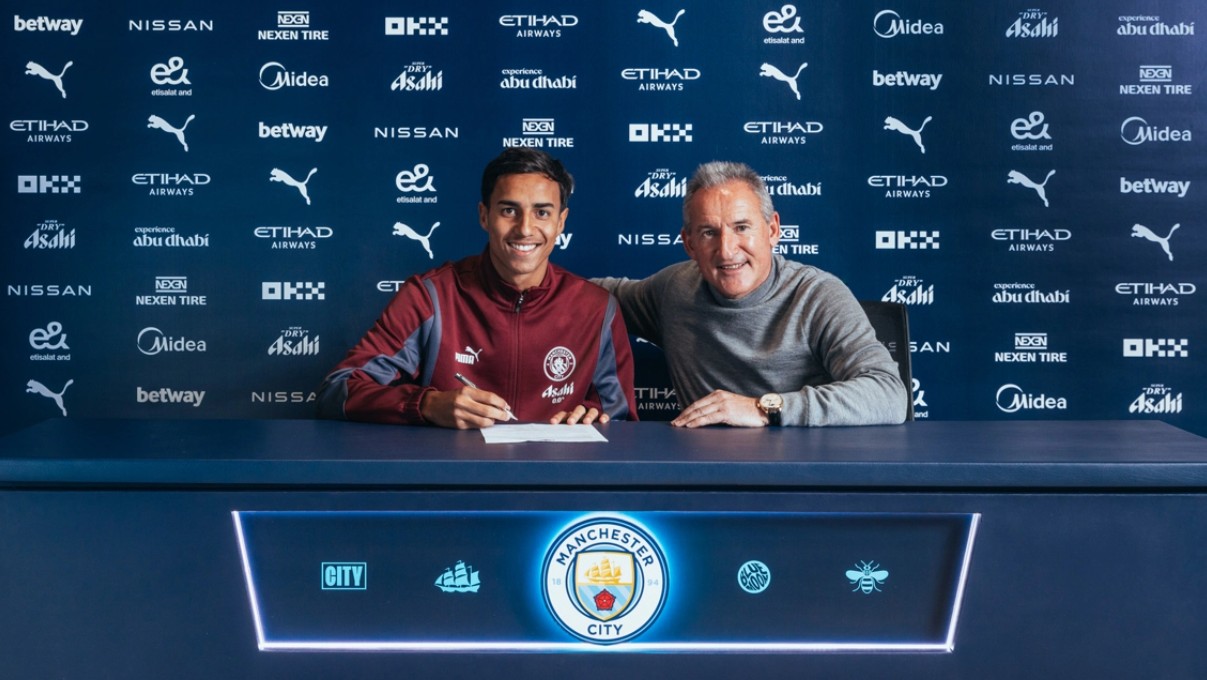Manchester City anuncia contratação do zagueiro Vitor Reis, do ...