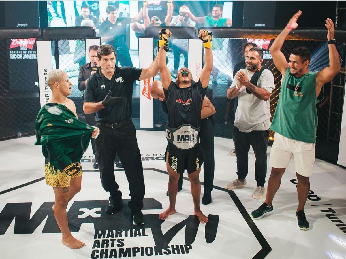 Lutador do AC fatura cinturão em evento de MMA, trabalha como camelô no ...