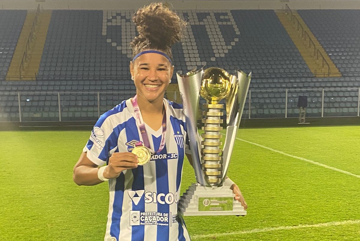 Autora de gol na final, Maria Vitória comemora título catarinense pelo ...
