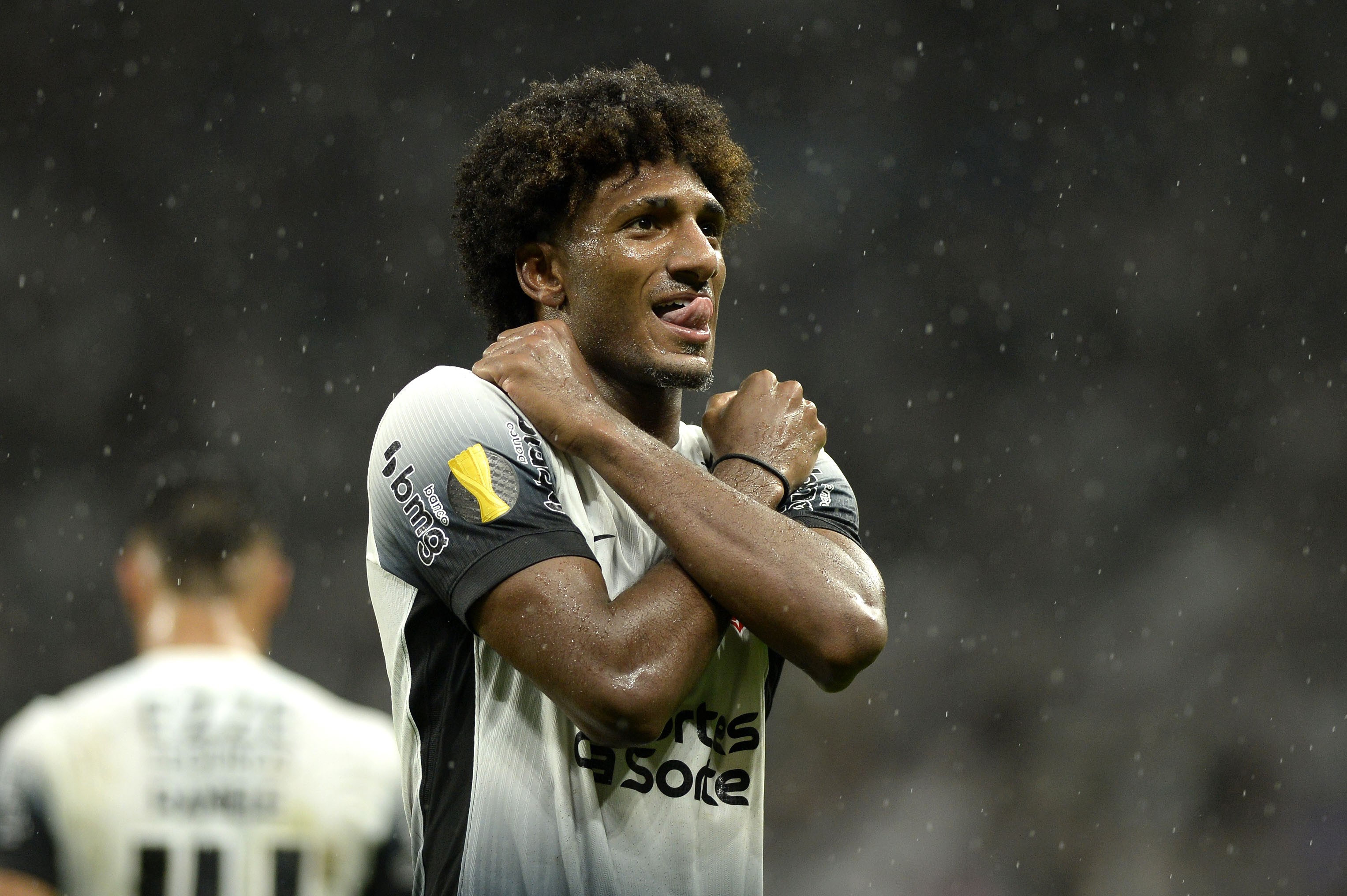 Talles Magno volta dos Estados Unidos e se apresenta ao Corinthians ...