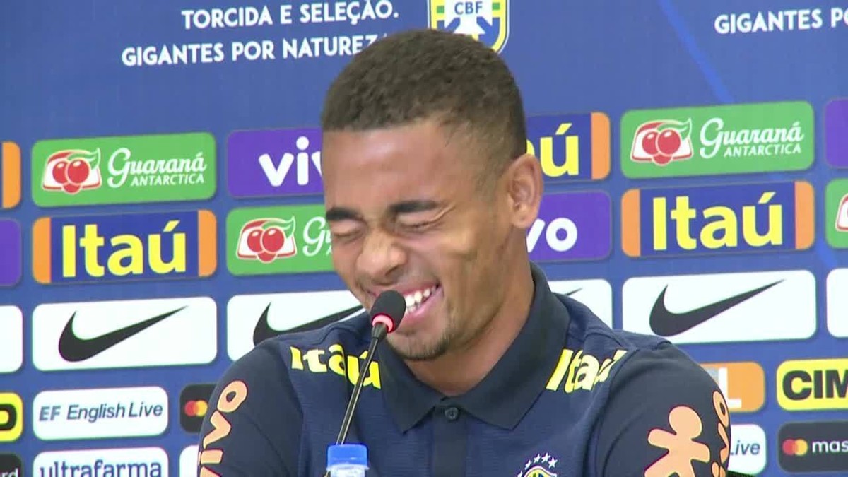 Gabriel Jesus arranca risadas em coletiva; veja o visual que gerou a ...