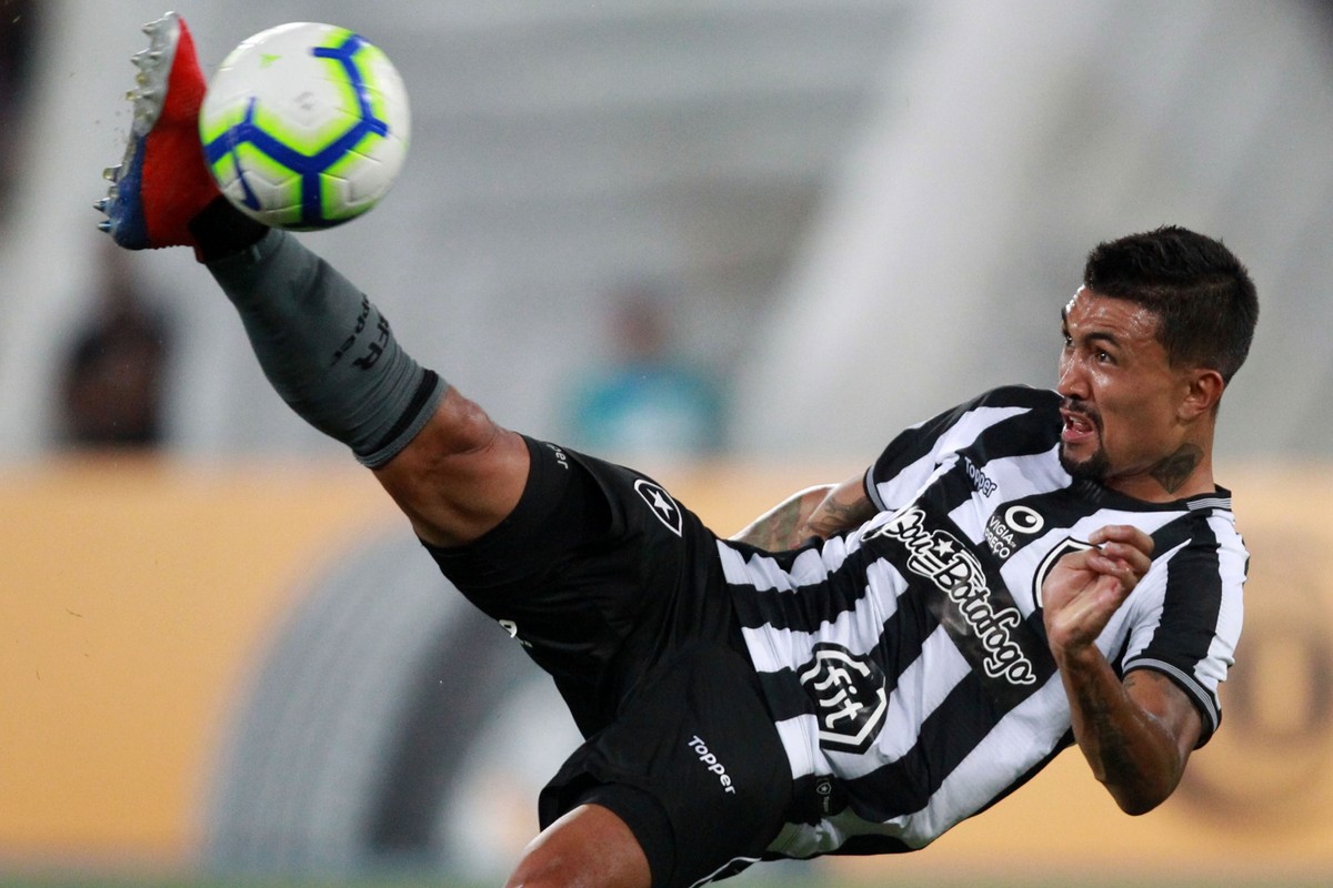 Kieza volta ao foco após gol perdido, mas ganha apoio para superar má ...