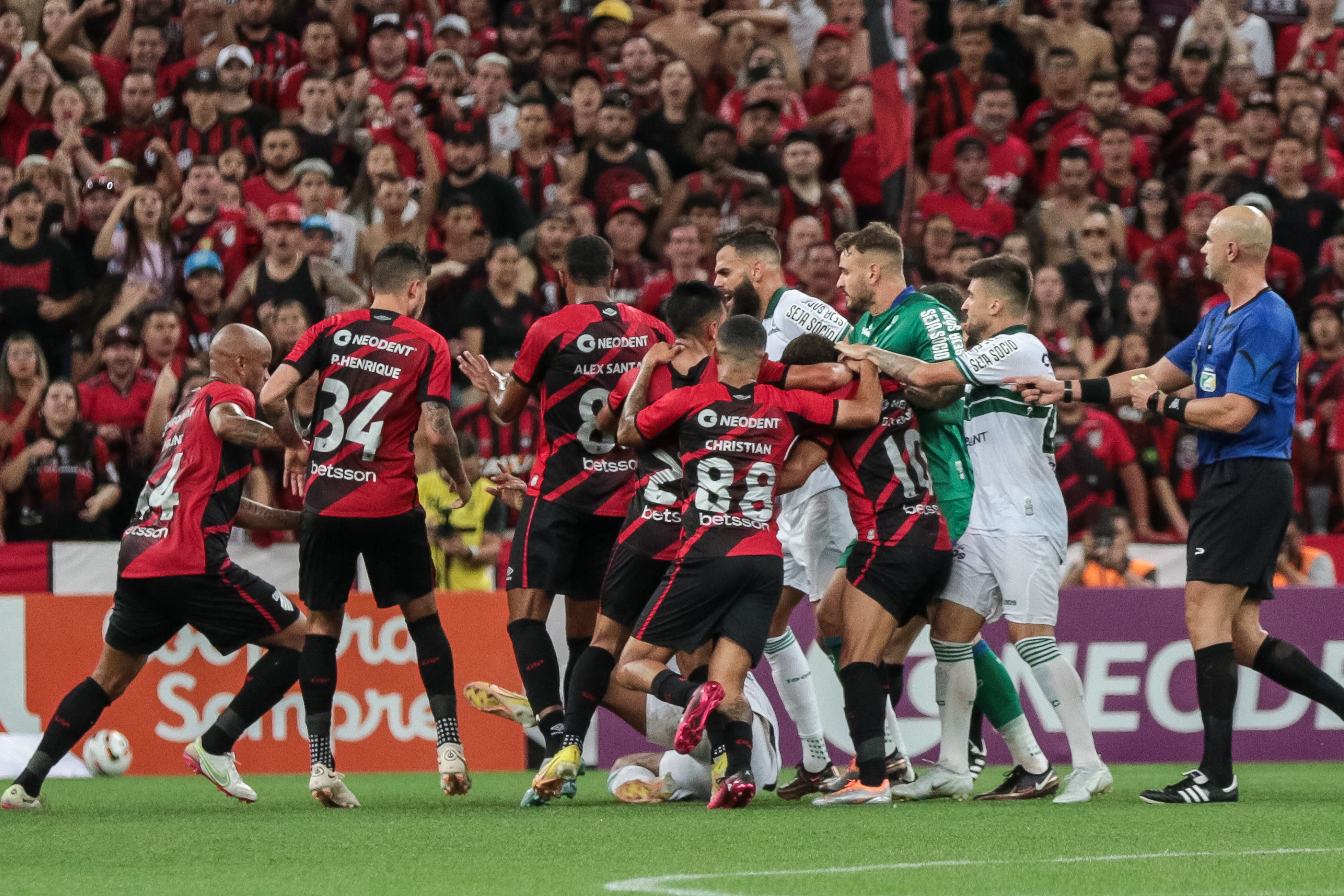 Quem mais venceu e os artilheiros: os números do clássico Athletiba no ...