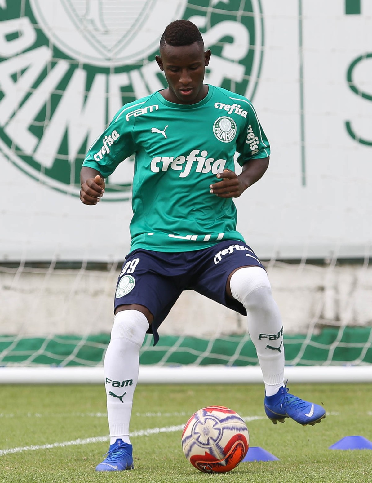 Comprado em definitivo, Angulo passa a treinar com elenco profissional ...