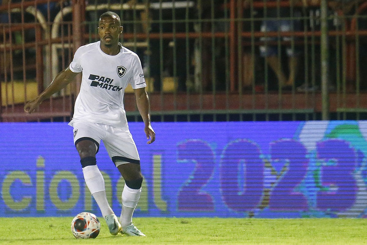 Marlon Freitas mostra disposição, mas é discreto em estreia no Botafogo ...