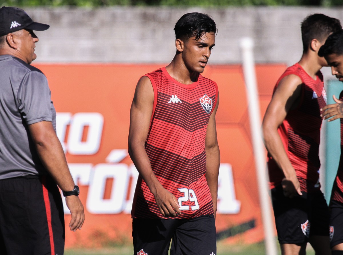 Empresário revela sondagens de clubes da Itália e do Brasil por jovens ...