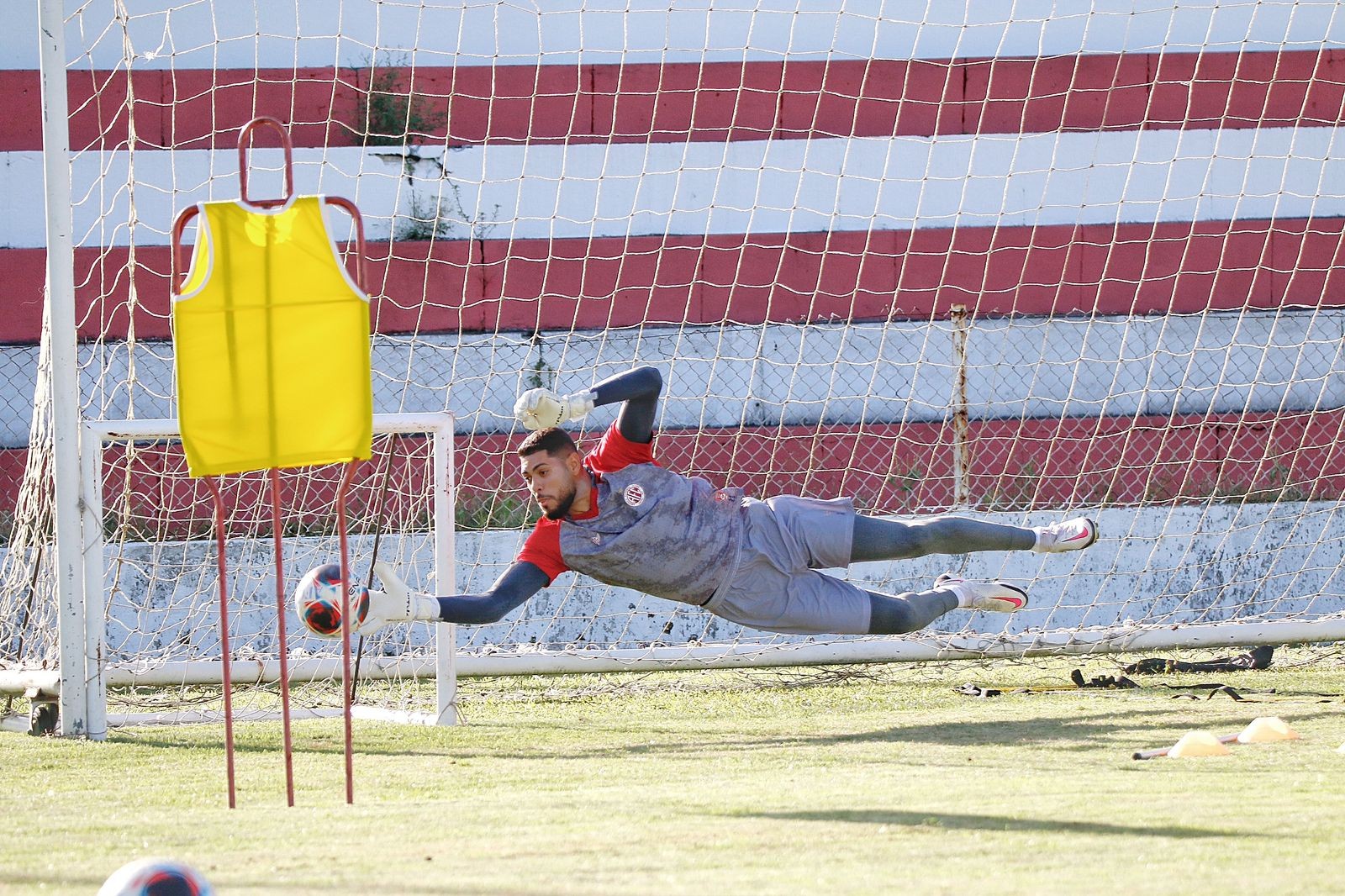 Após destaque pelo Barra, goleiro Ewerton retorna ao América-RN ...