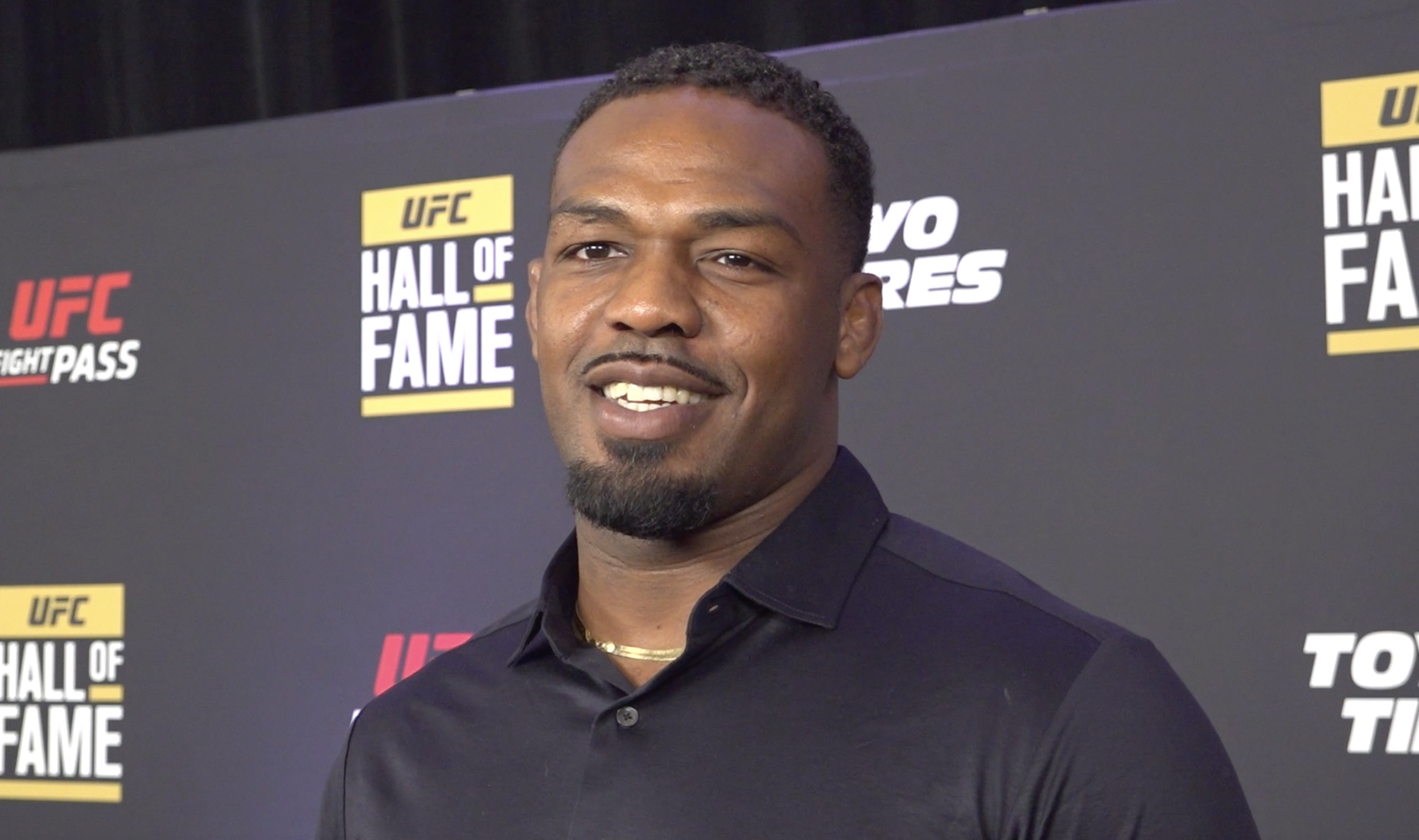 Jon Jones é preso acusado de violência doméstica após homenagem do UFC | Ge