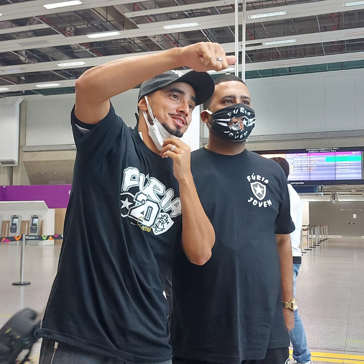 Já com a camisa alvinegra, Rafael chega ao Rio para se apresentar ao ...