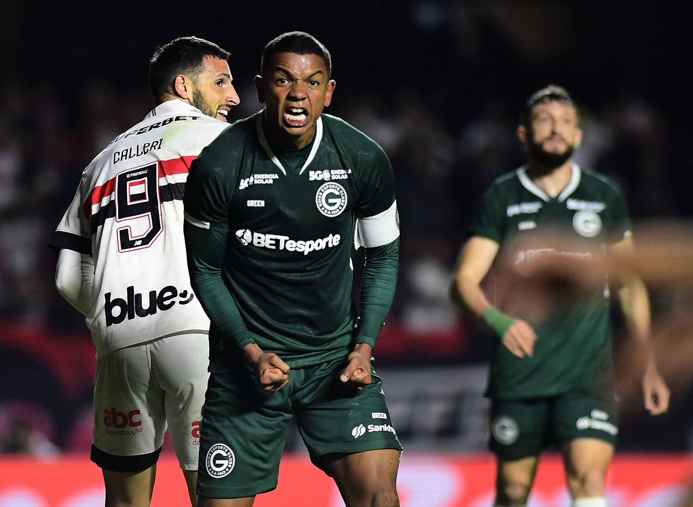 David Braz, ex-Flamengo e Fluminense, deixa o Goiás e acerta com o ...