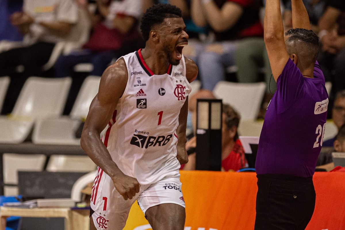 Flamengo volta a vencer no NBB contra o Pato Basquete | basquete | ge