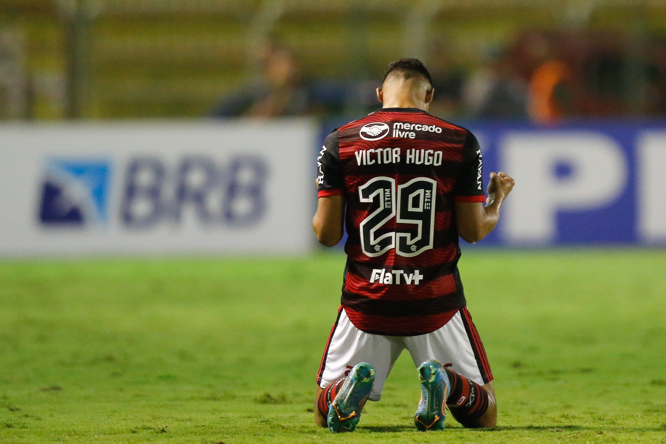 Parte da negociação do Flamengo com Alcaraz, Victor Hugo terá duas ...
