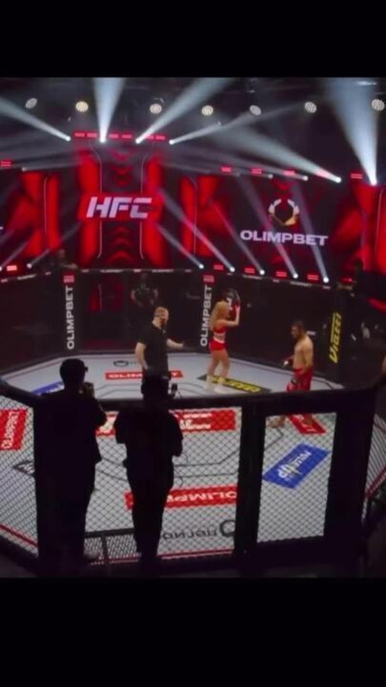 Vídeo: lutador chuta ring girl em evento de MMA na Rússia | Ge