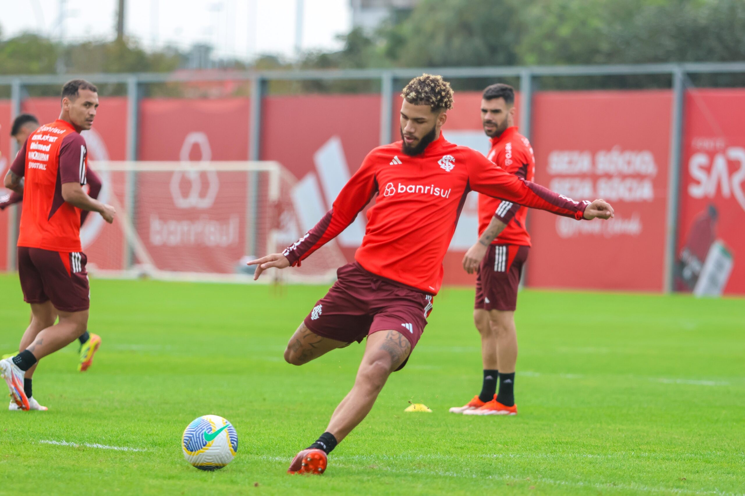 Nathan treina pela primeira vez no Inter e fica à disposição de Roger ...