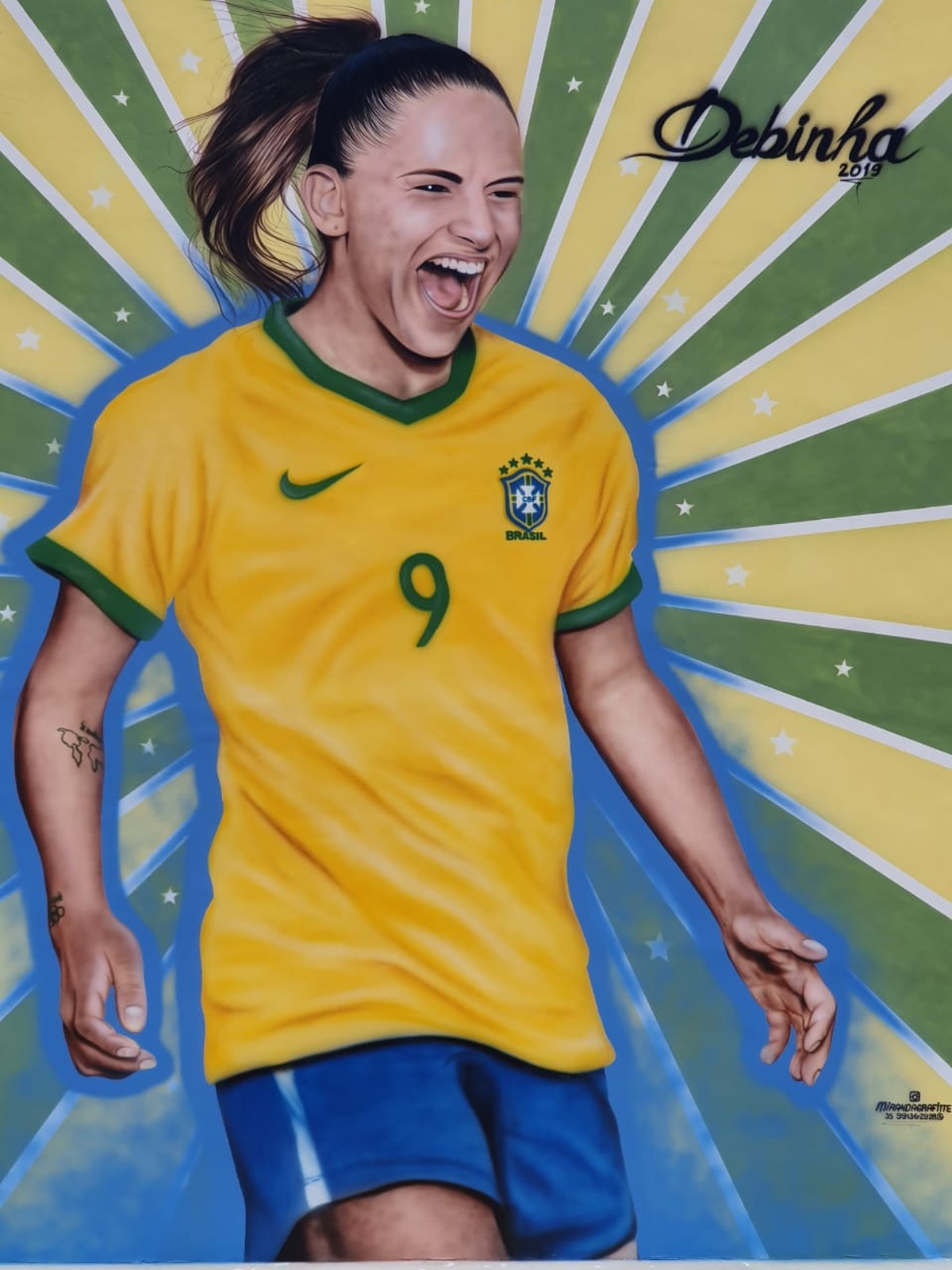 Atacante Debinha, da Seleção feminina, é homenageada com painel gigante ...
