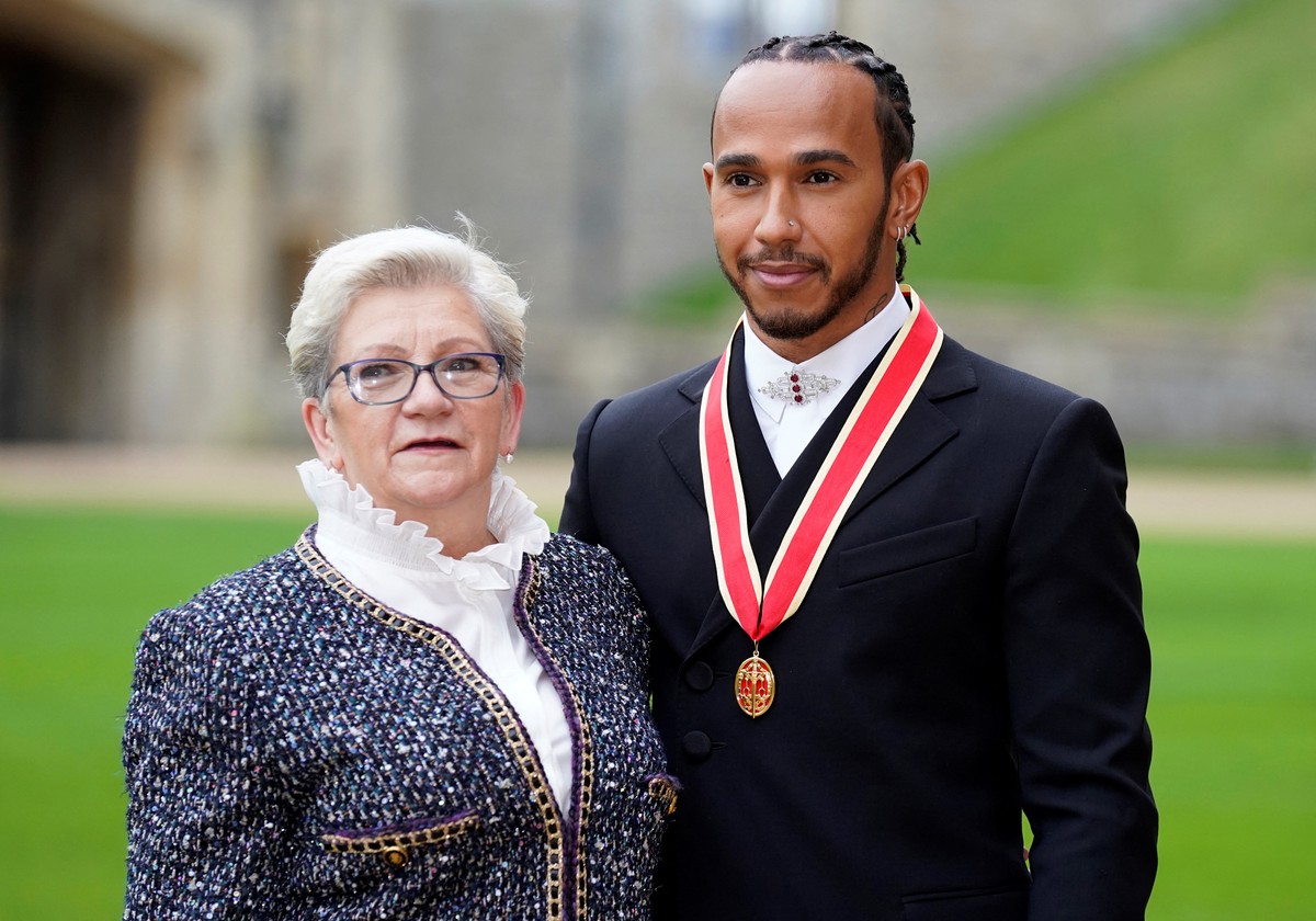 Sir Lewis! Hamilton é condecorado cavaleiro pelo Príncipe Charles ...