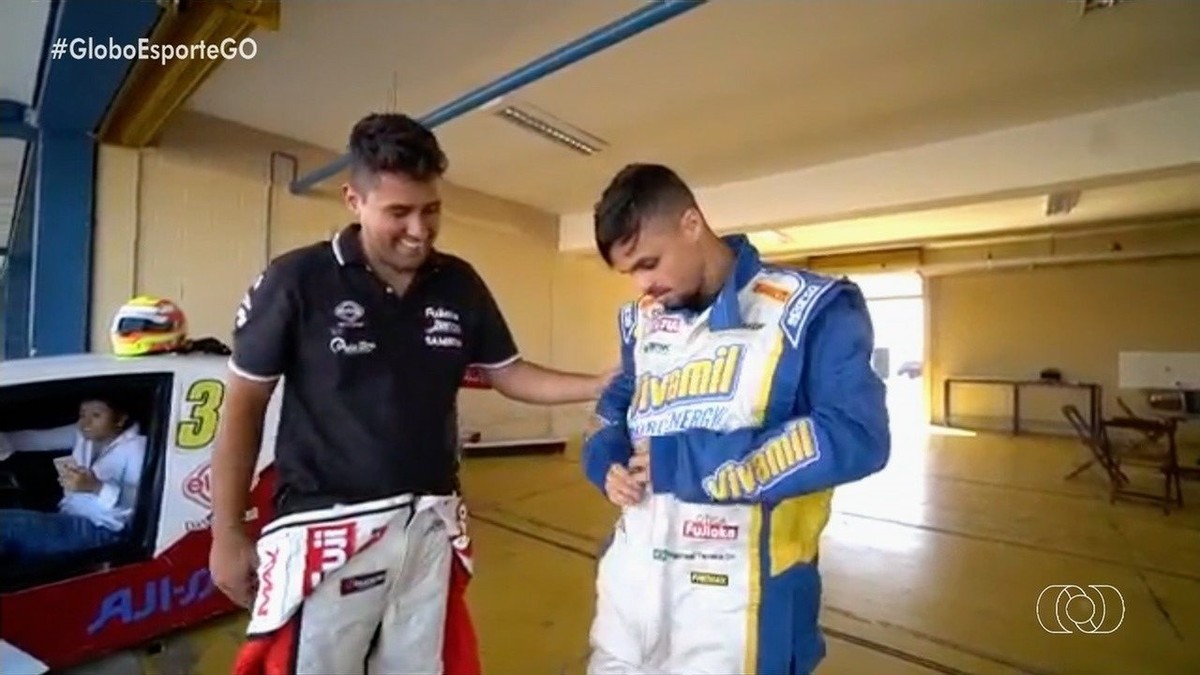 Veloz em campo, Michael se aventura como piloto e brinca: "Não passei ...