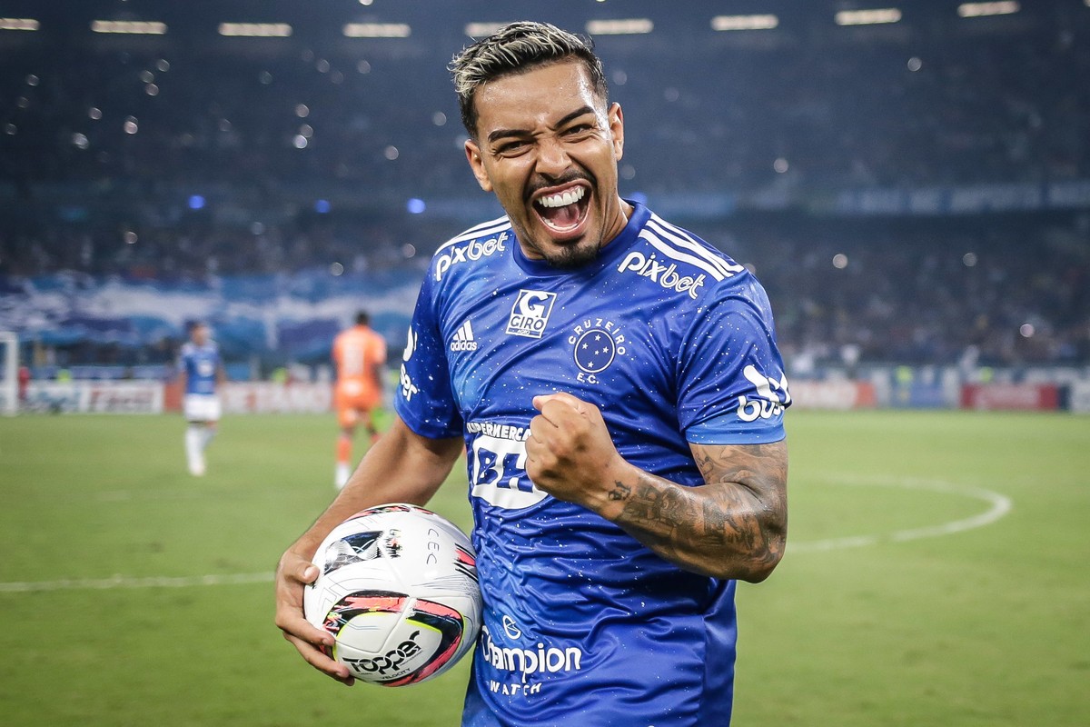 Corinthians fica a detalhes de anunciar Matheus Bidu, lateral-esquerdo ...