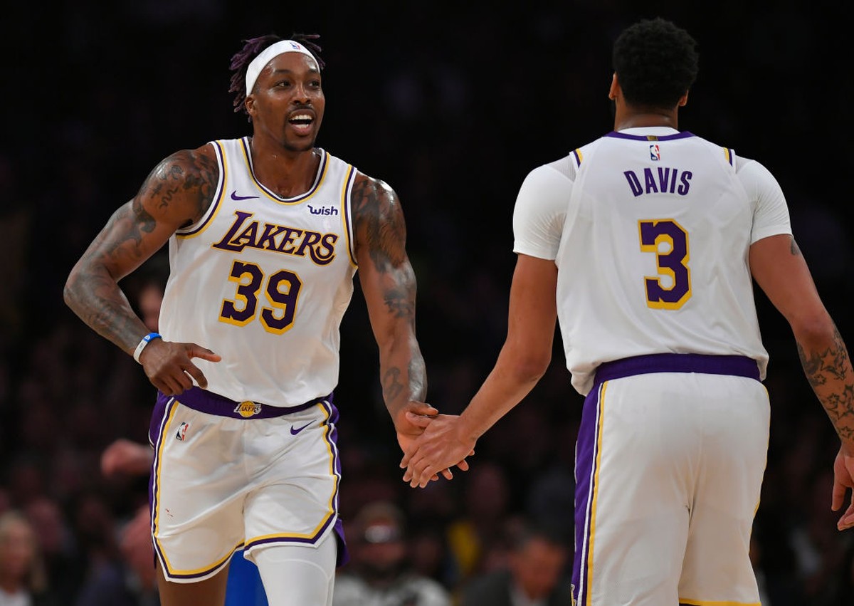 Davis e Howard fazem as pazes após briga no banco dos Lakers | nba | ge