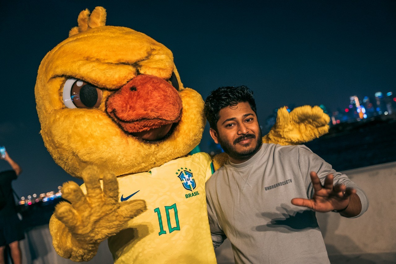 Mascote da Seleção, Canarinho estreia na Copa com passeio pelas ruas de ...