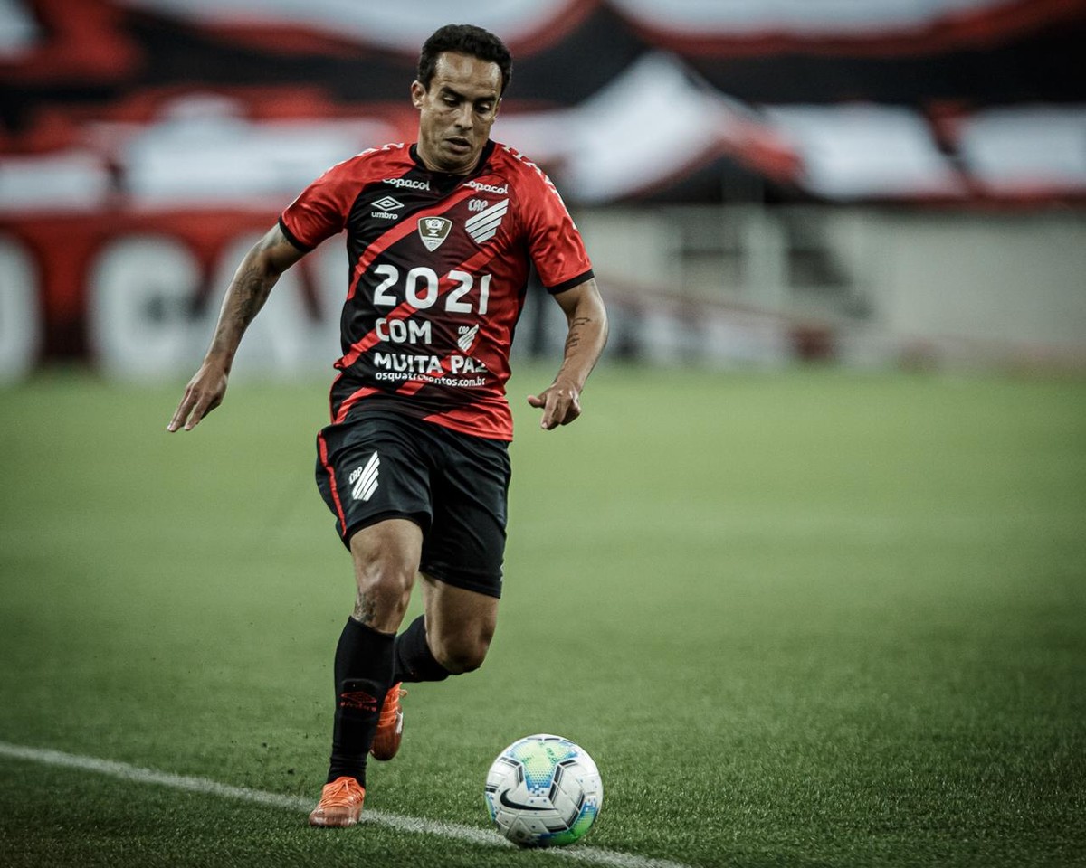 Jadson reestreia pelo Athletico, volta a jogar após um ano parado e já ...