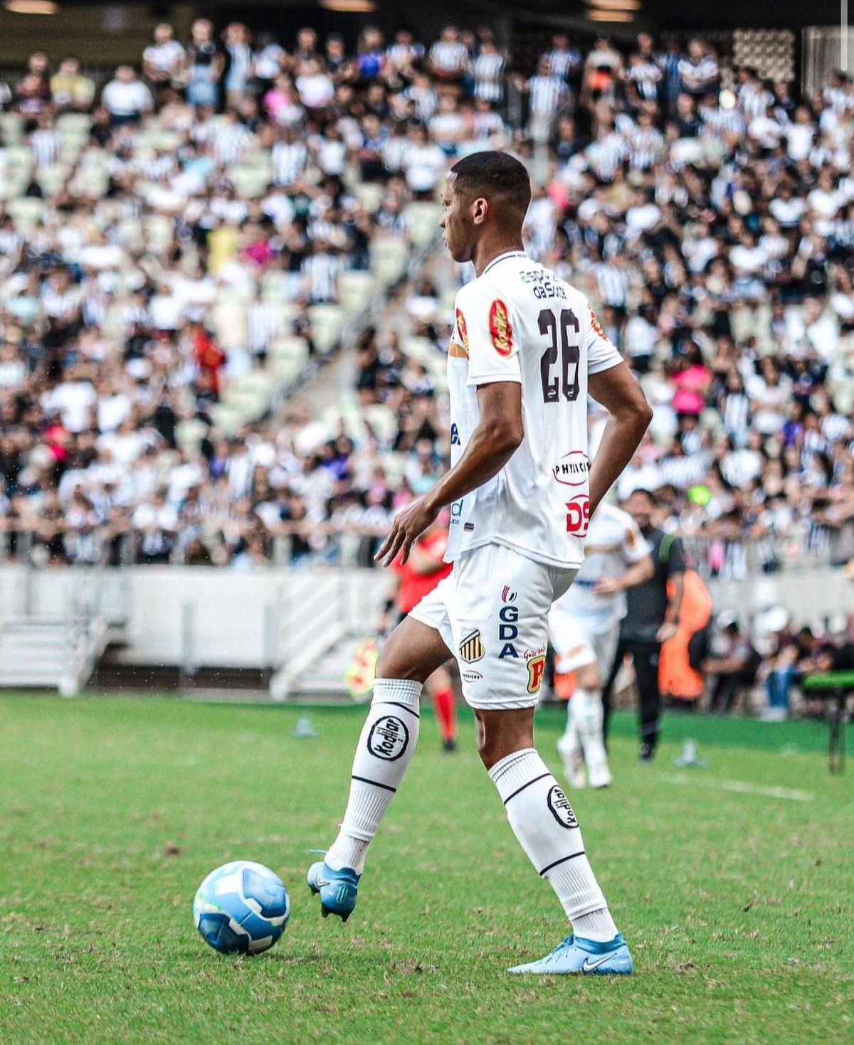 Pilar da defesa do Novorizontino na Série B, Adriano Martins comemora ...