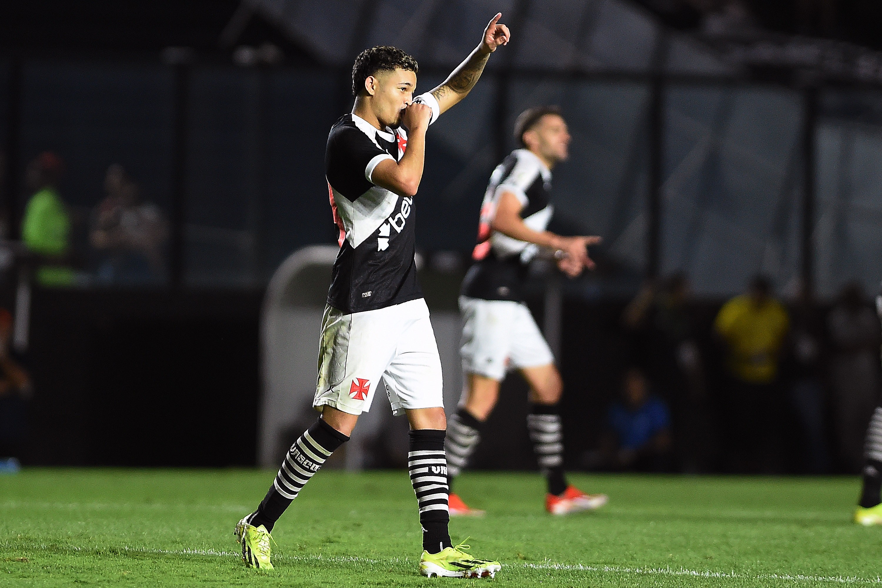 Enquete: Adson supera Coutinho e é eleito a melhor contratação do Vasco ...