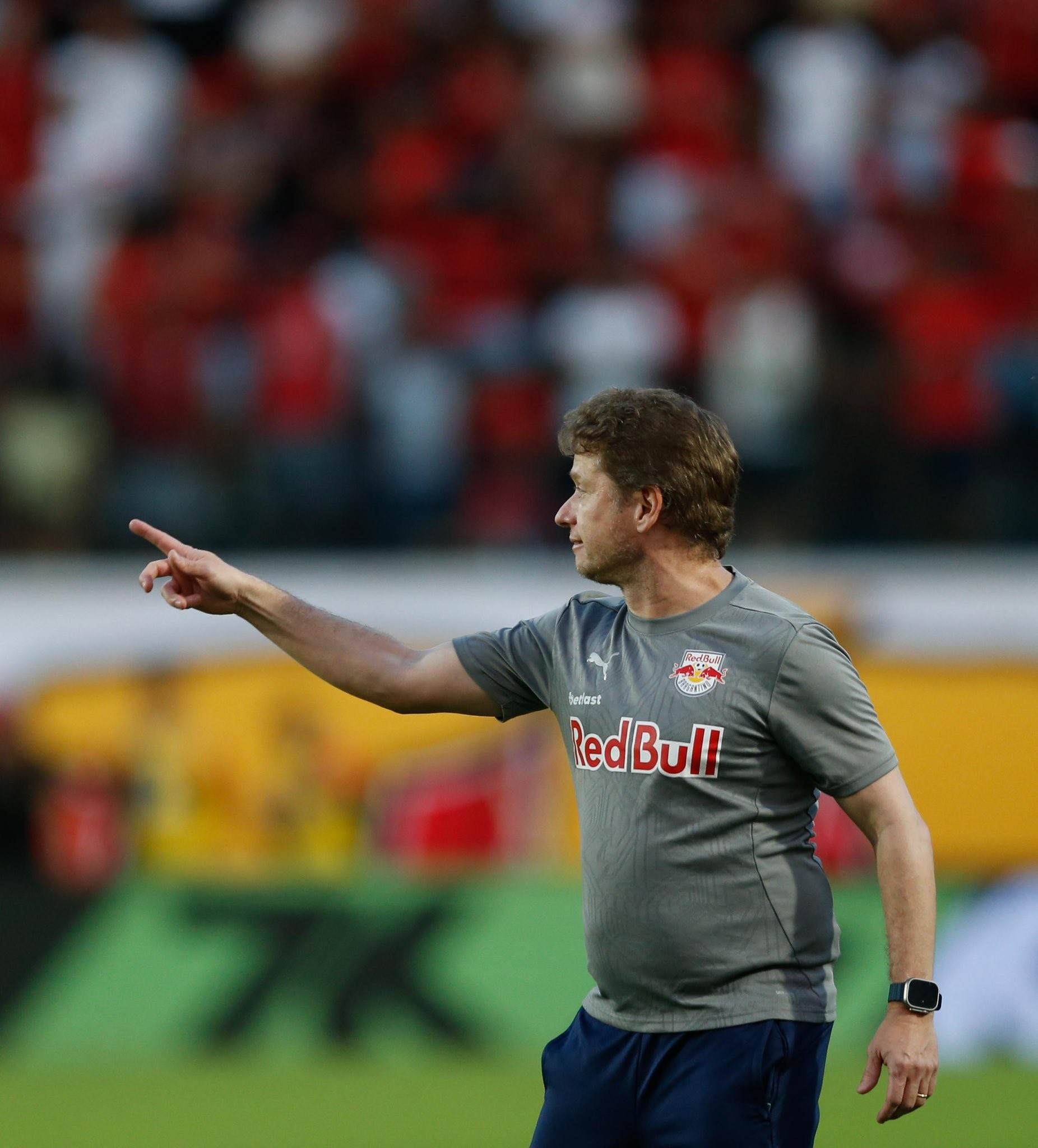 Seabra explica ausências de Jhon Jhon e Lucas Barbosa na derrota do Bragantino para o Vitória | Ge