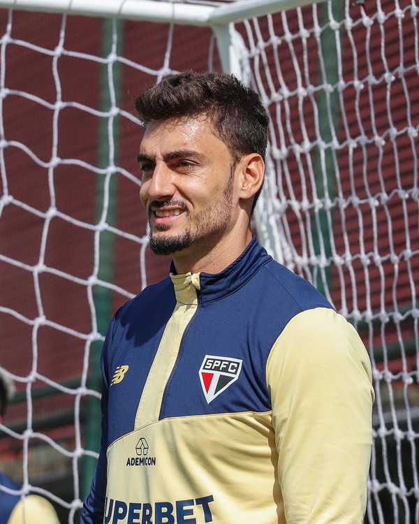 Rafael reencontra ex-time e faz despedida no São Paulo antes de se ...