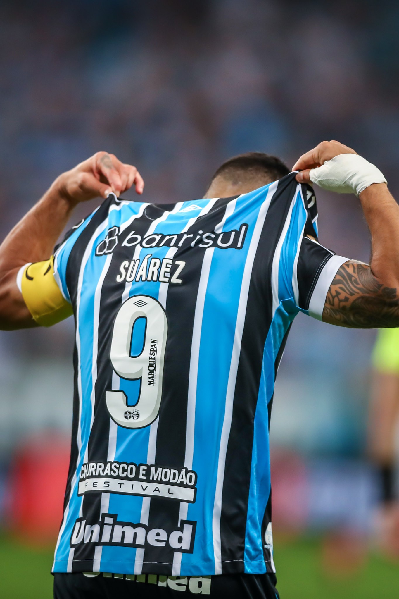 Grêmio lança camisa de Suárez autografada e emoldurada e já lucra mais ...