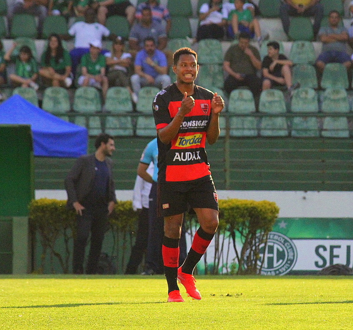Pelo terceiro cartão amarelo, Matheus Jussa cumpre suspensão e não ...
