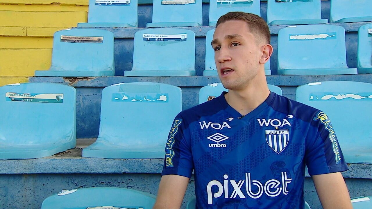 Arthur Chaves celebra primeiro gol como profissional do Avaí e diz que ...