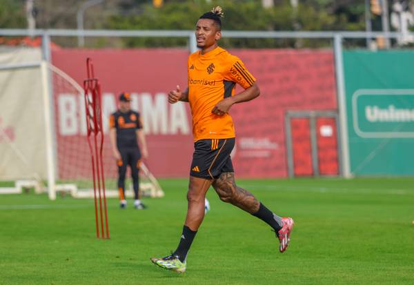 Há quase 500 dias sem jogar, Dalbert vive expectativa de ganhar ...