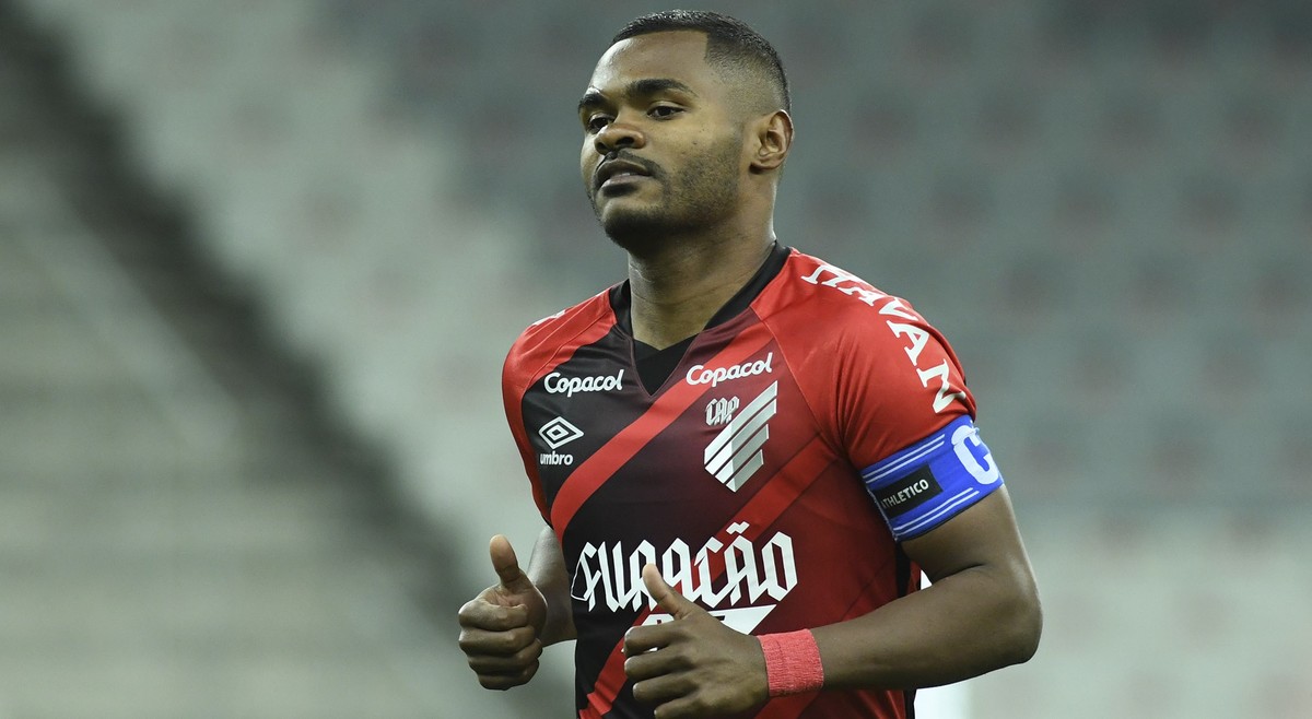 Athletico faz nova investida para renovar com Nikão. Jogador pode ...