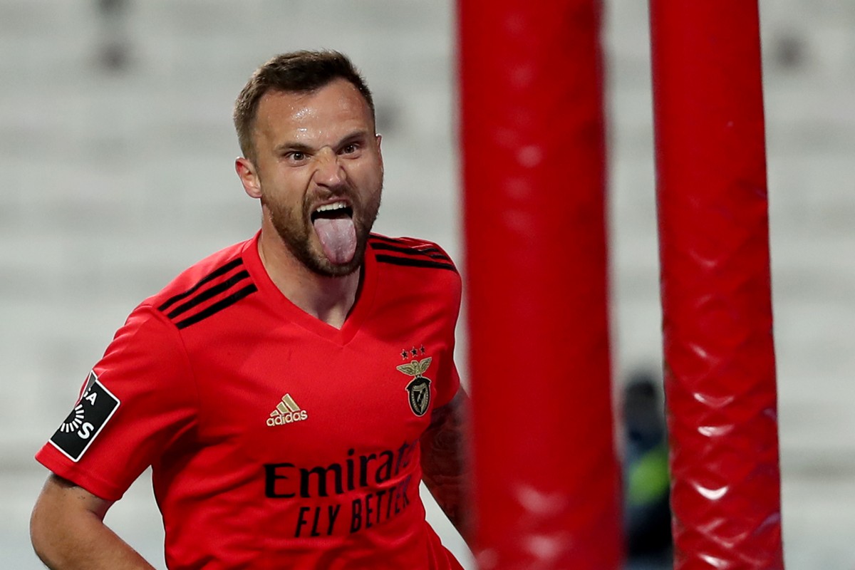 Seferovic faz dois gols, Benfica supera time de Jesualdo e emplaca ...