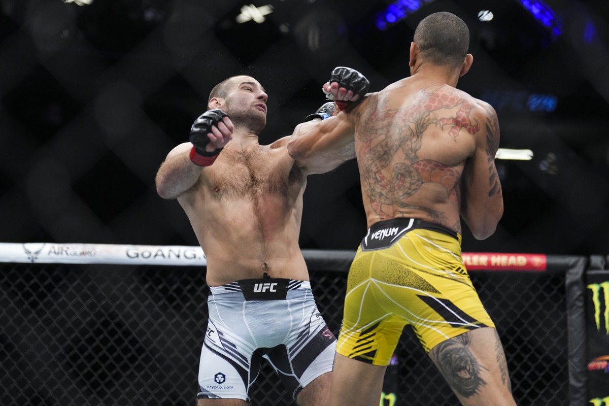 UFC 276: Alex Poatan demole Sean Strickland no primeiro round e pede ...