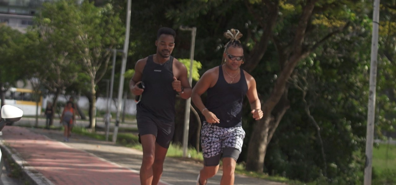 Maratona Salvador: Tiago Reis corre com Buja, da Timbalada | Ge