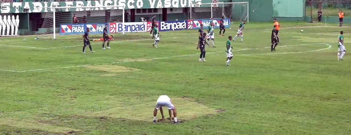 VÍDEO: gandula entra em campo com bola rolando para arrumar gramado no ...