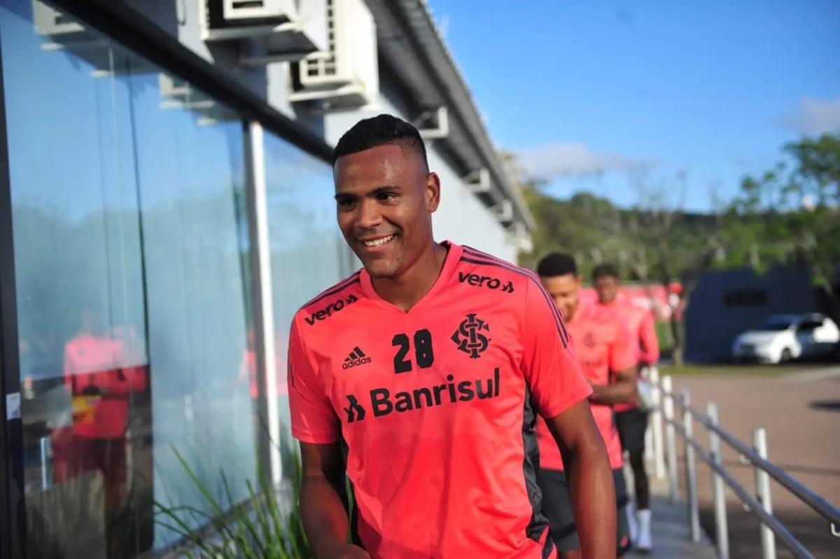 Mikael atinge peso e se aproxima de três meses de Inter à espera de ...